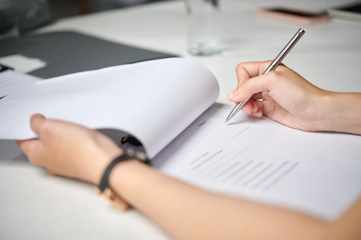 La précarité au travail : un défi majeur pour le droit social - Actus ...